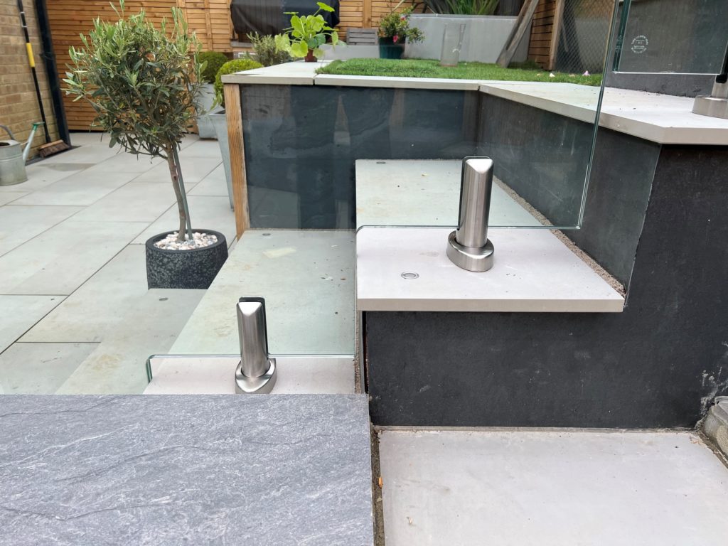 Choose a frameless glass balustrade system | Trade Balustrade
